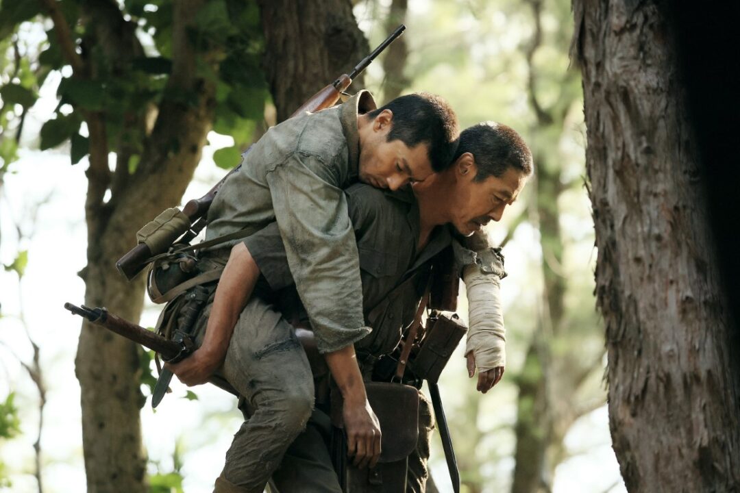 終戦を知らずに2年間ガジュマルの木の上で生き抜いた日本兵がいた 戦後80年のいま描かれる、事実に基づく物語 映画『木の上の軍隊』 - otocoto | こだわりの映画エンタメサイト