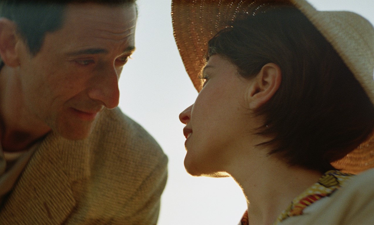 主演・エイドリアン・ブロディが、祖国を脱出した母の記憶と本作出演への決意を語る 映画『ブルータリスト』 - otocoto | こだわりの映画エンタメサイト