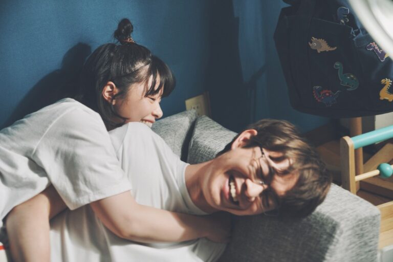 岸井ゆきの×宮沢氷魚がW主演で2人の“佐藤さん”を演じる凸凹マリッジストーリー 映画『佐藤さんと佐藤さん』 - otocoto | こだわりの映画エンタメサイト