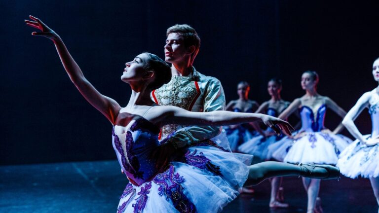 “純白のバレリーナは狂気を纏い花開く”実話を基にした戦慄のサイコ・サスペンス 映画『JOIKA 美と狂気のバレリーナ』 - otocoto | こだわりの映画エンタメサイト