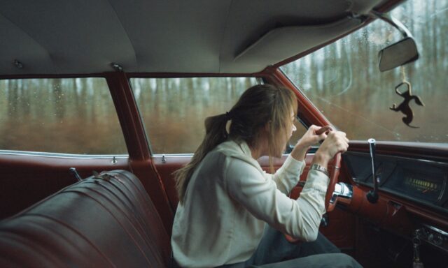 新人FBI捜査官 VS 史上最狂のシリアルキラー 衝撃の初対面シーンのメイキング映像公開 映画『ロングレッグス』 - otocoto | こだわりの映画エンタメサイト