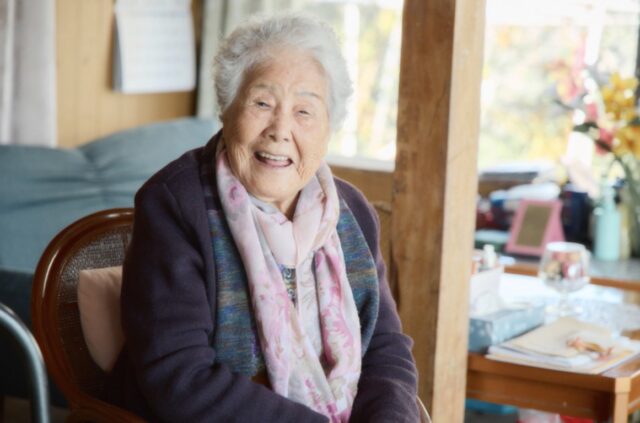 なぜ人々はこの丘で祈り続けるのか。戦後80年を迎える沖縄を、花売りのおばぁと見つめたドキュメンタリー 映画『摩文仁 mabuni』 - otocoto | こだわりの映画エンタメサイト