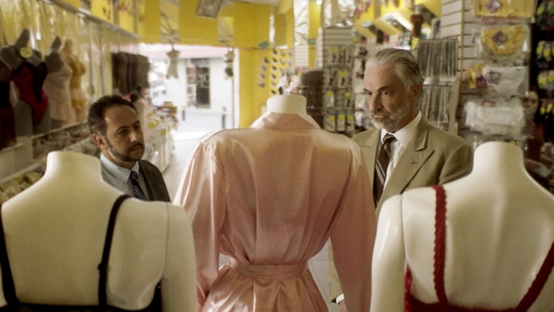 人生をこじらせたすべての大人たちに捧げる、メキシコ発ストレンジ・ラブストーリー 映画『マルティネス』日本版予告映像公開 - otocoto | こだわりの映画エンタメサイト